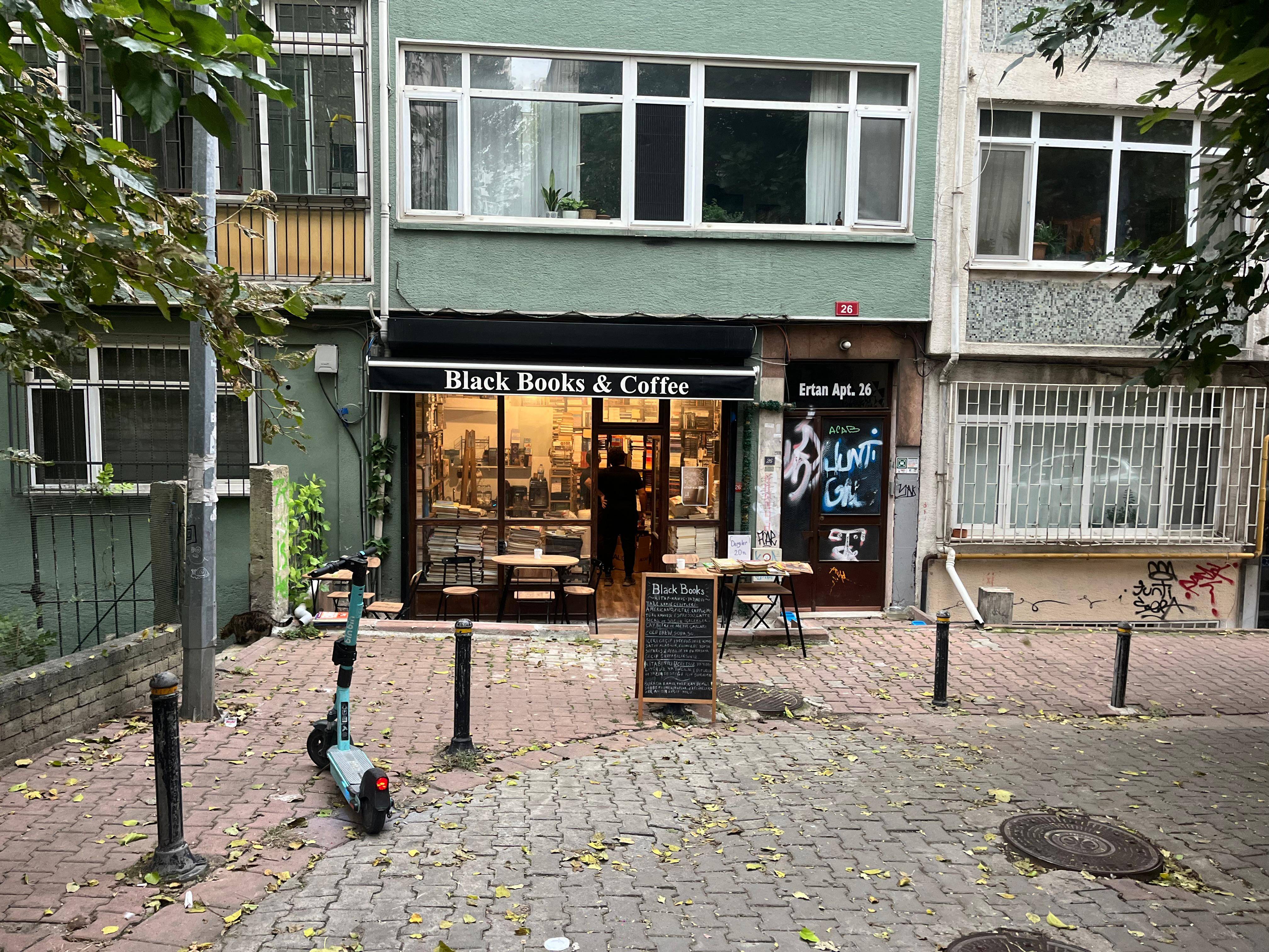 İki dost, bir sahaf: Black Books & Coffee| Haberler
